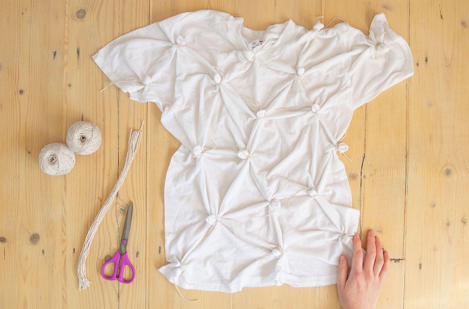 How to tie dye t-shirts: Step-by-step instructions on how to tie dye ...