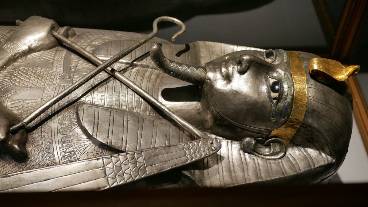 32 astonishing ancient burials, from 'vampire' decapitations to riches ...