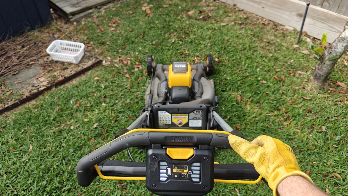 DeWalt 60V MAX Brushless Push Mower review: lightweight yet powerful ...