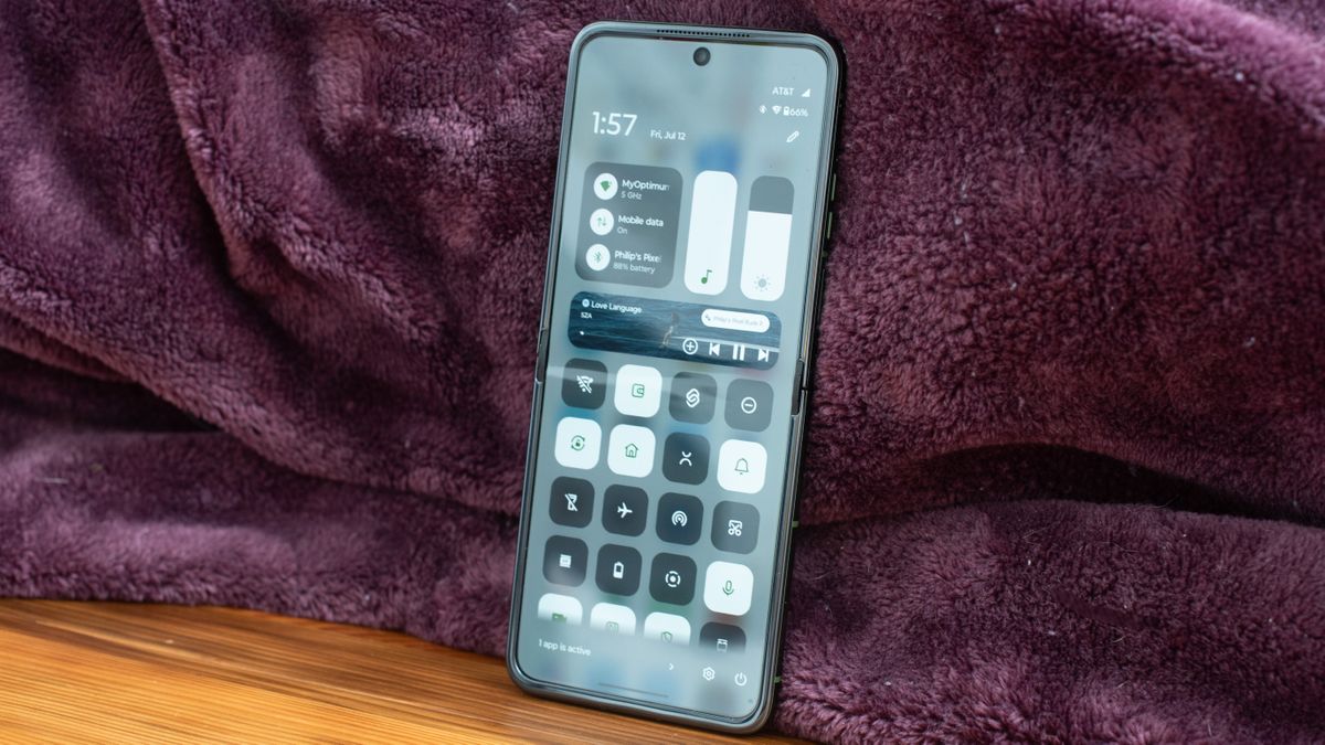 Samsung Galaxy Z Flip 6 vs Motorola Razr Plus 2024: two clamshell ...