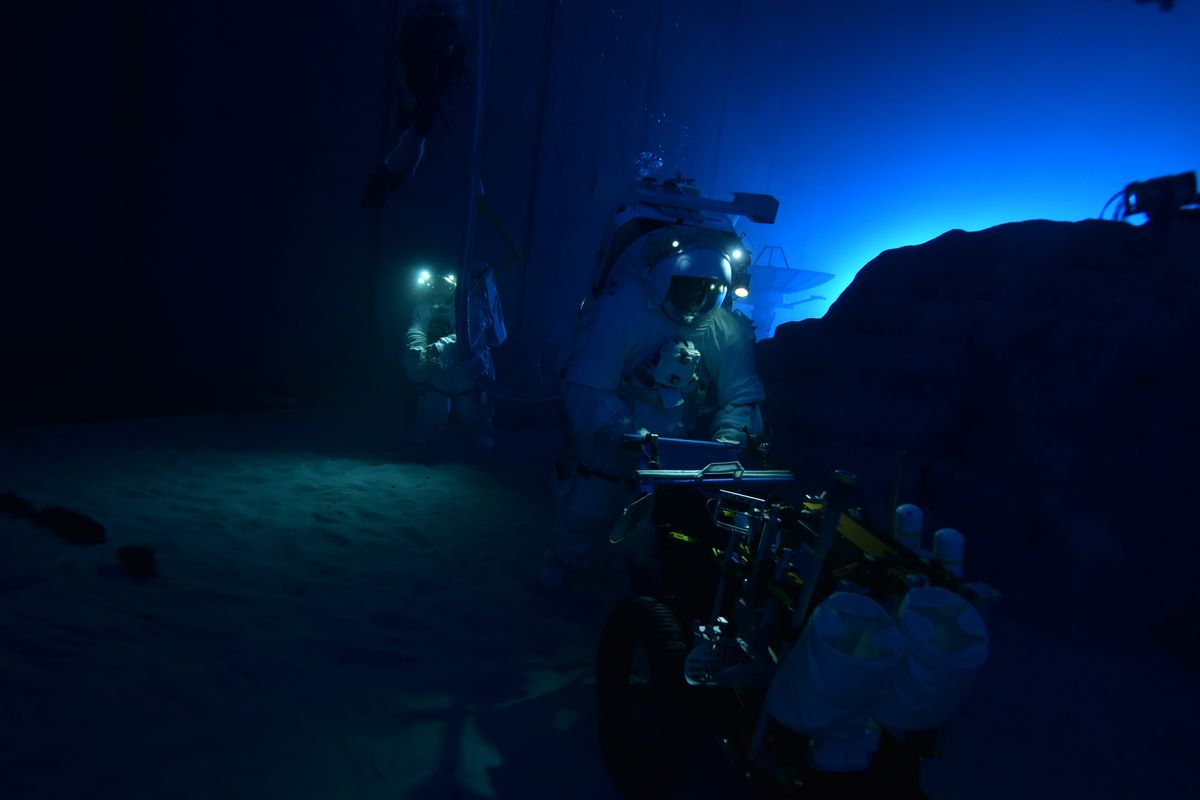 Underwater spacewalks recreate the 'moon' in a giant pool (photos) | Space