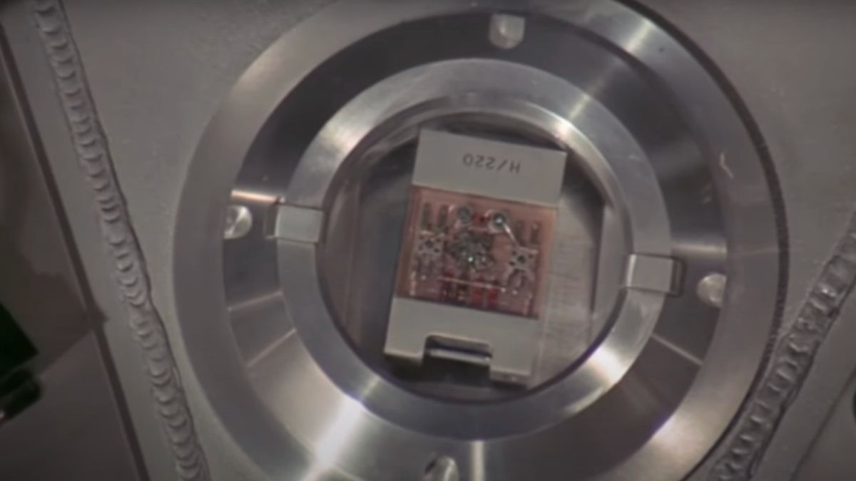 32 Most Ridiculous James Bond Gadgets | Cinemablend