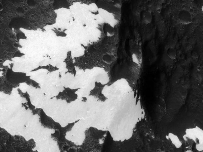 Iapetus: Saturn's Yin-Yang Moon | Space