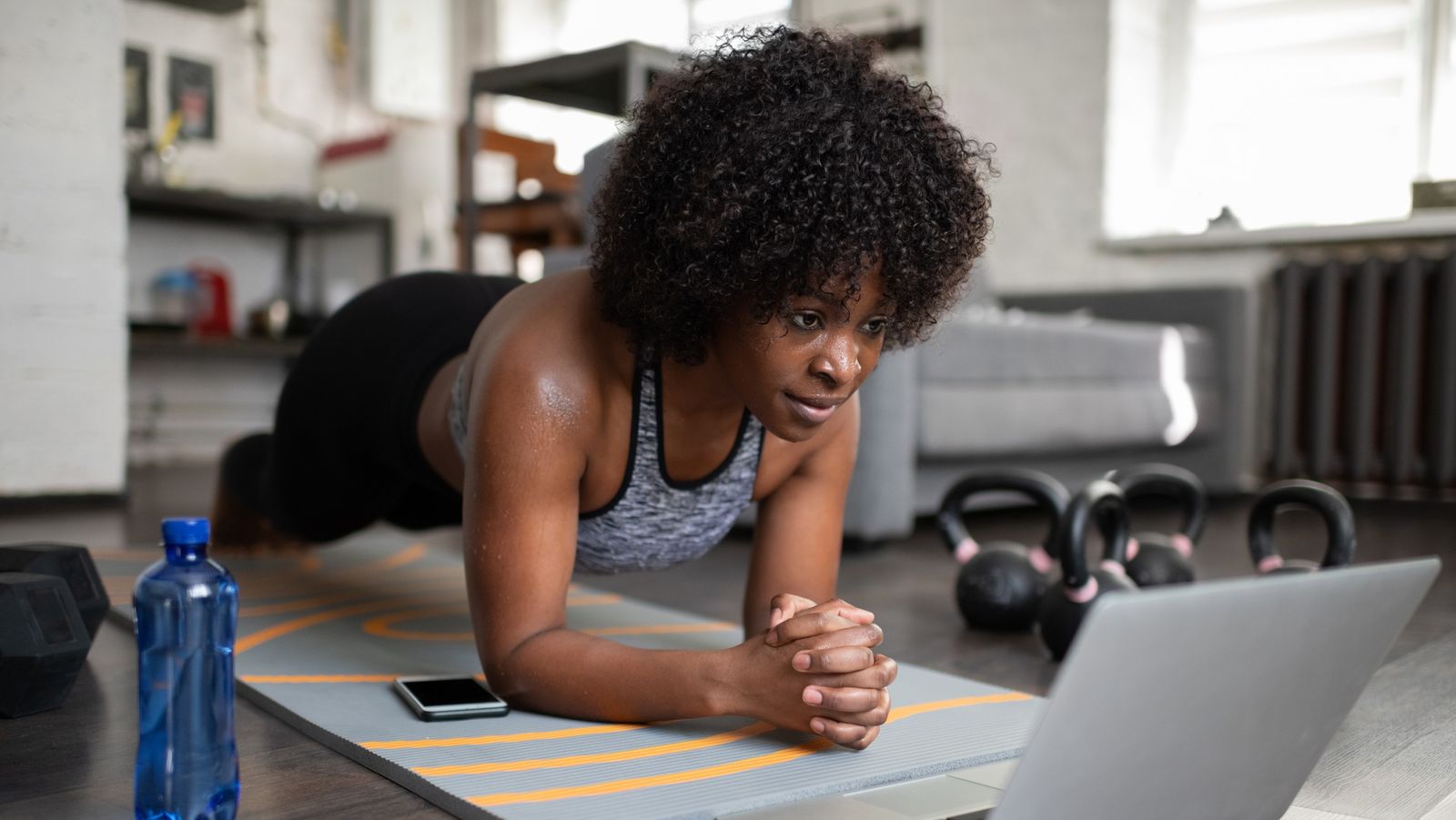 It only takes two dumbbells and 15 minutes to develop your core and ...
