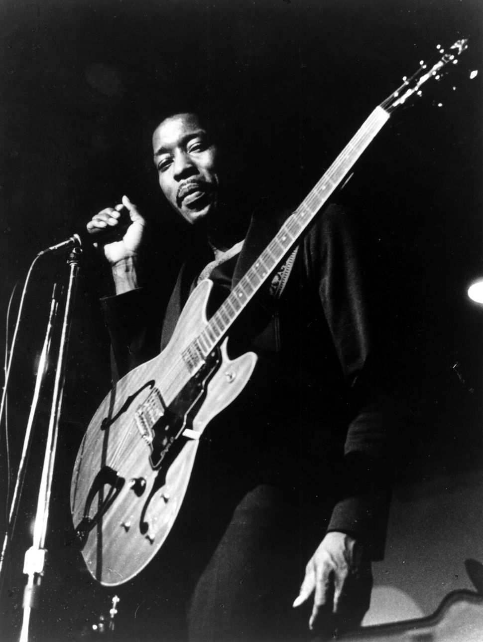 Watch Bonnie Raitt Introduce Buddy Guy on Stage in 1974 | GuitarPlayer