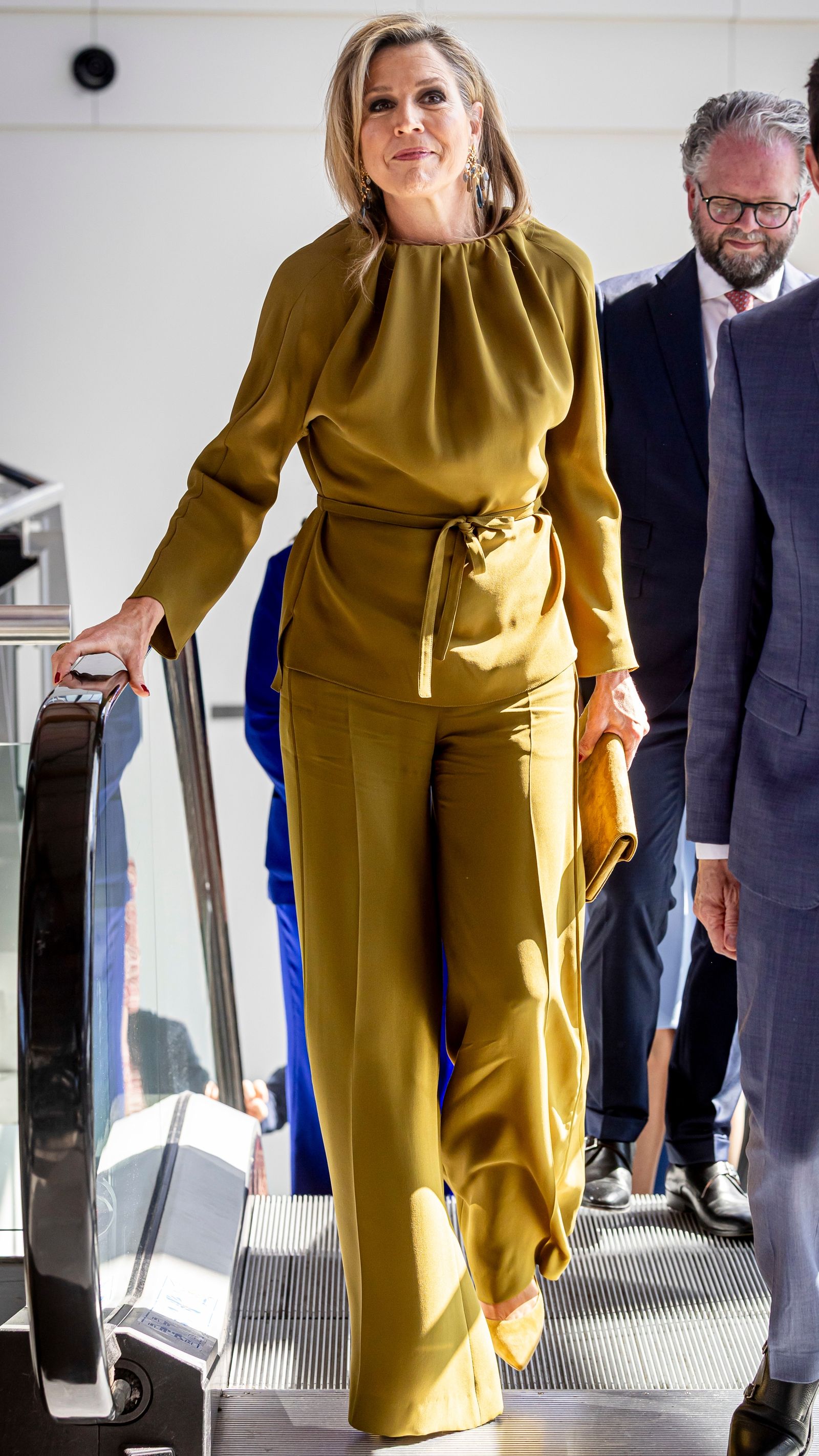 Queen Maxima lässt Olive Green in Amsterdam edel aussehen, während sie ...