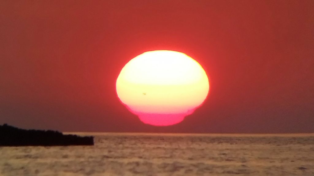 Rising and setting 'Omega sun' melts into a 'lava-like blob' in trippy ...