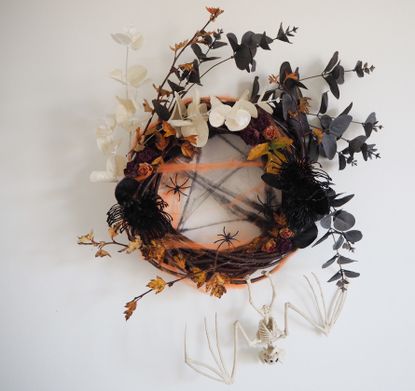 DIY Halloween wreath: how to craft spooky door decor step-by-step ...