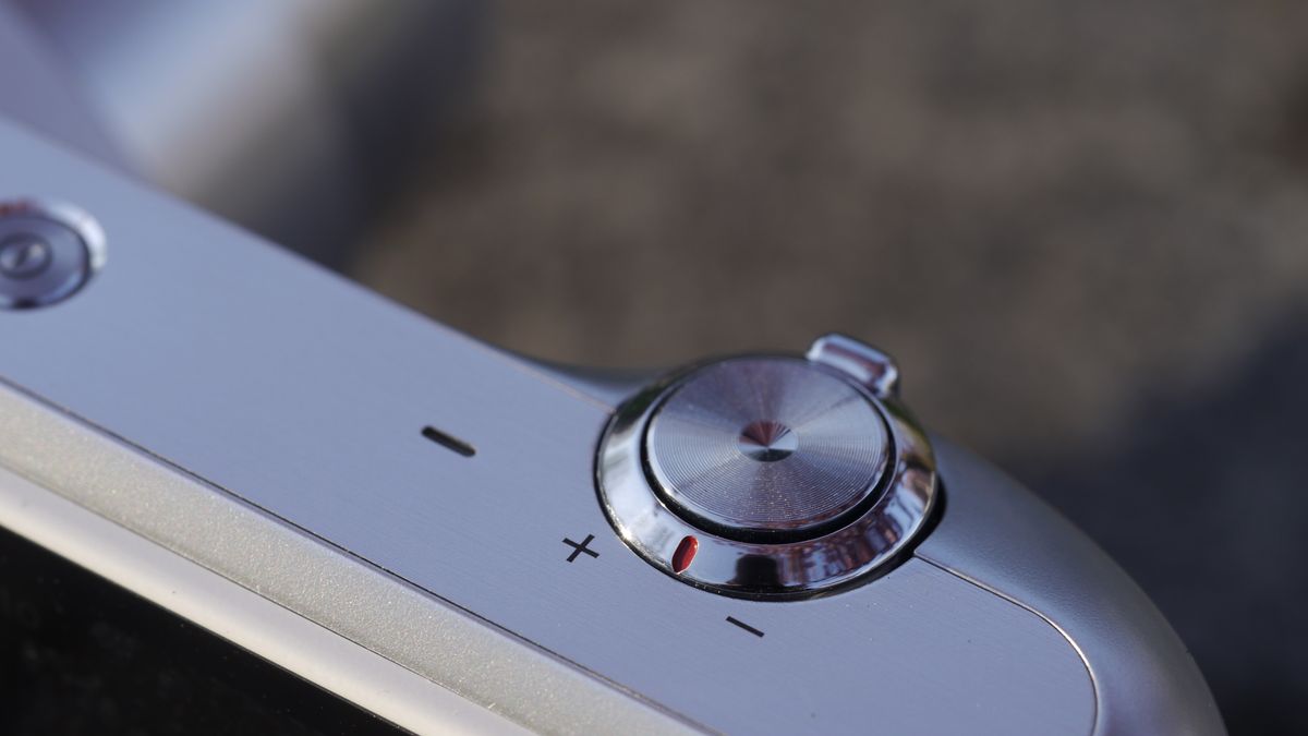 Build quality and handling - Samsung Galaxy Camera 2 review - Page 2 ...