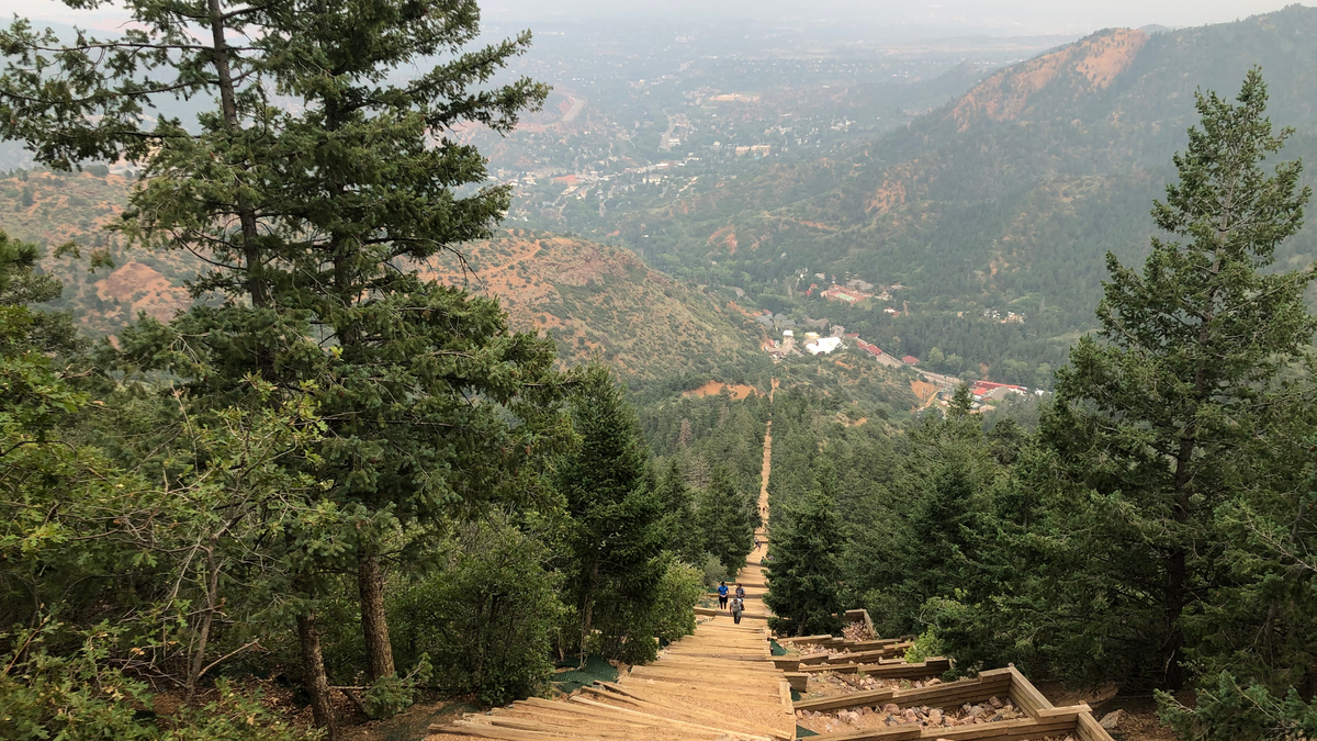 Hiker dies on Colorado’s daunting 2744-step Manitou Incline trail ...