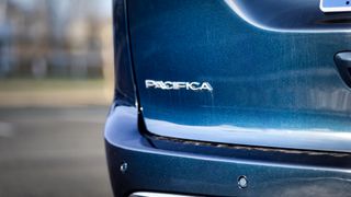 I drove the Chrysler Pacifica PHEV for a week — and it's the last great ...