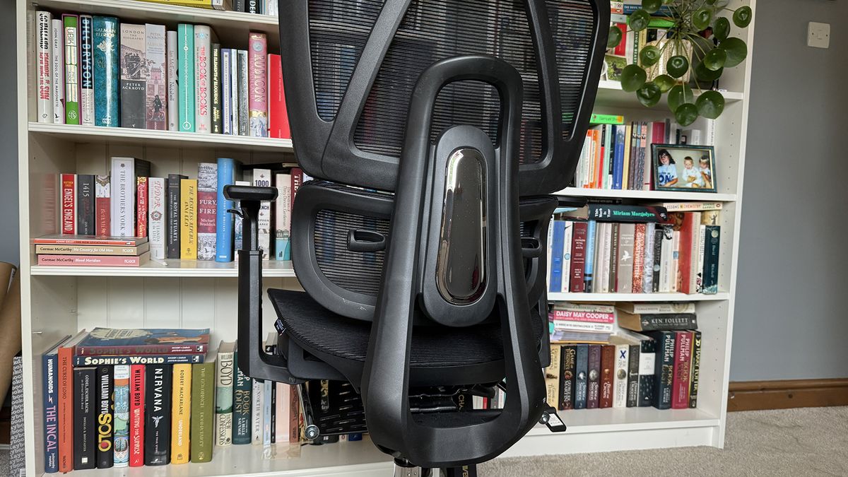 Boulies EP460 review: a cracking budget chair that is better than it ...