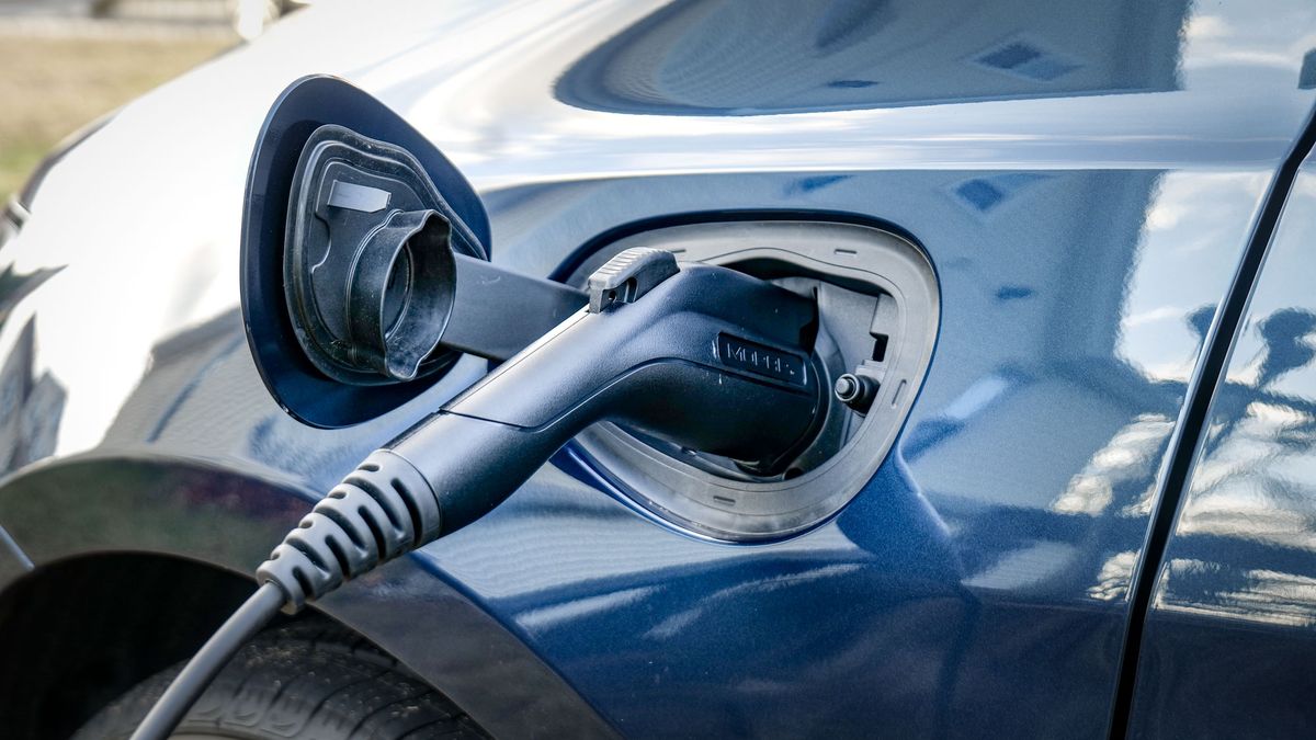 I drove the Chrysler Pacifica PHEV for a week — and it's the last great ...