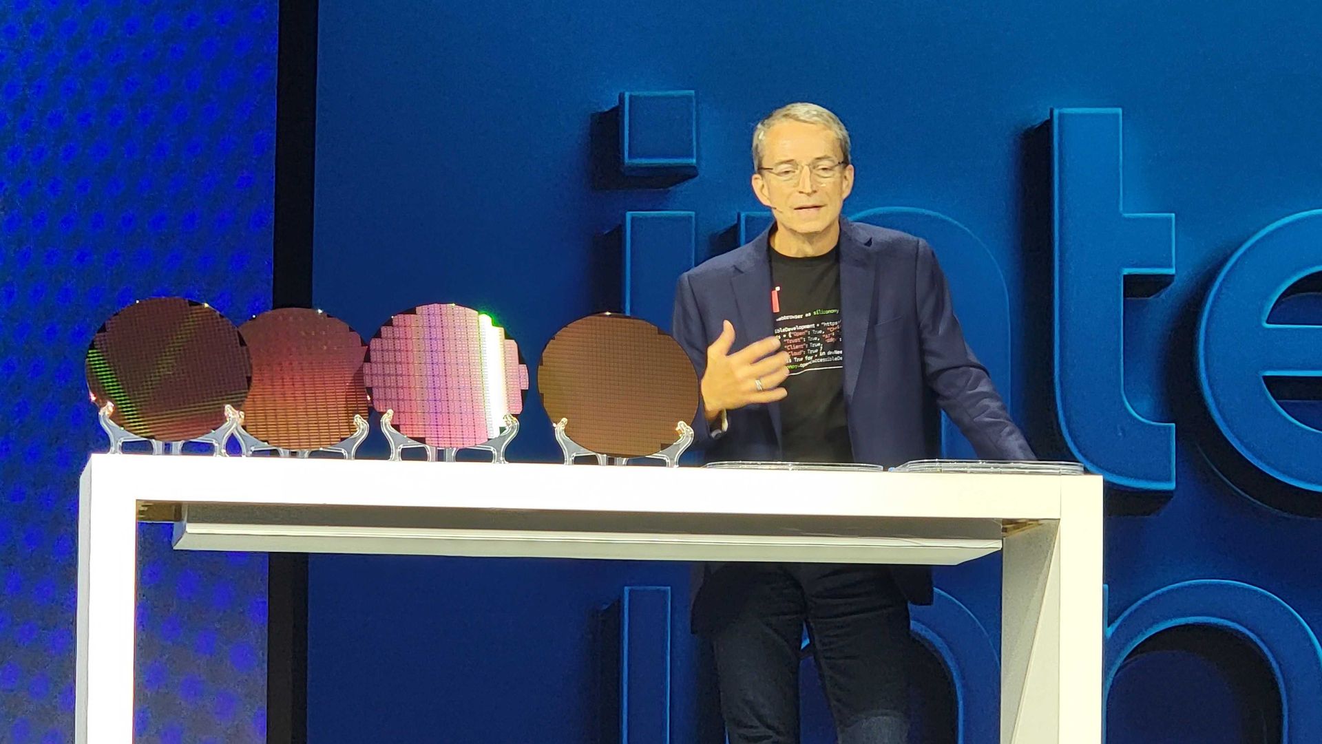 Intel Displays Arrow Lake Wafer With 20A Process Node, Chips Arrive in ...