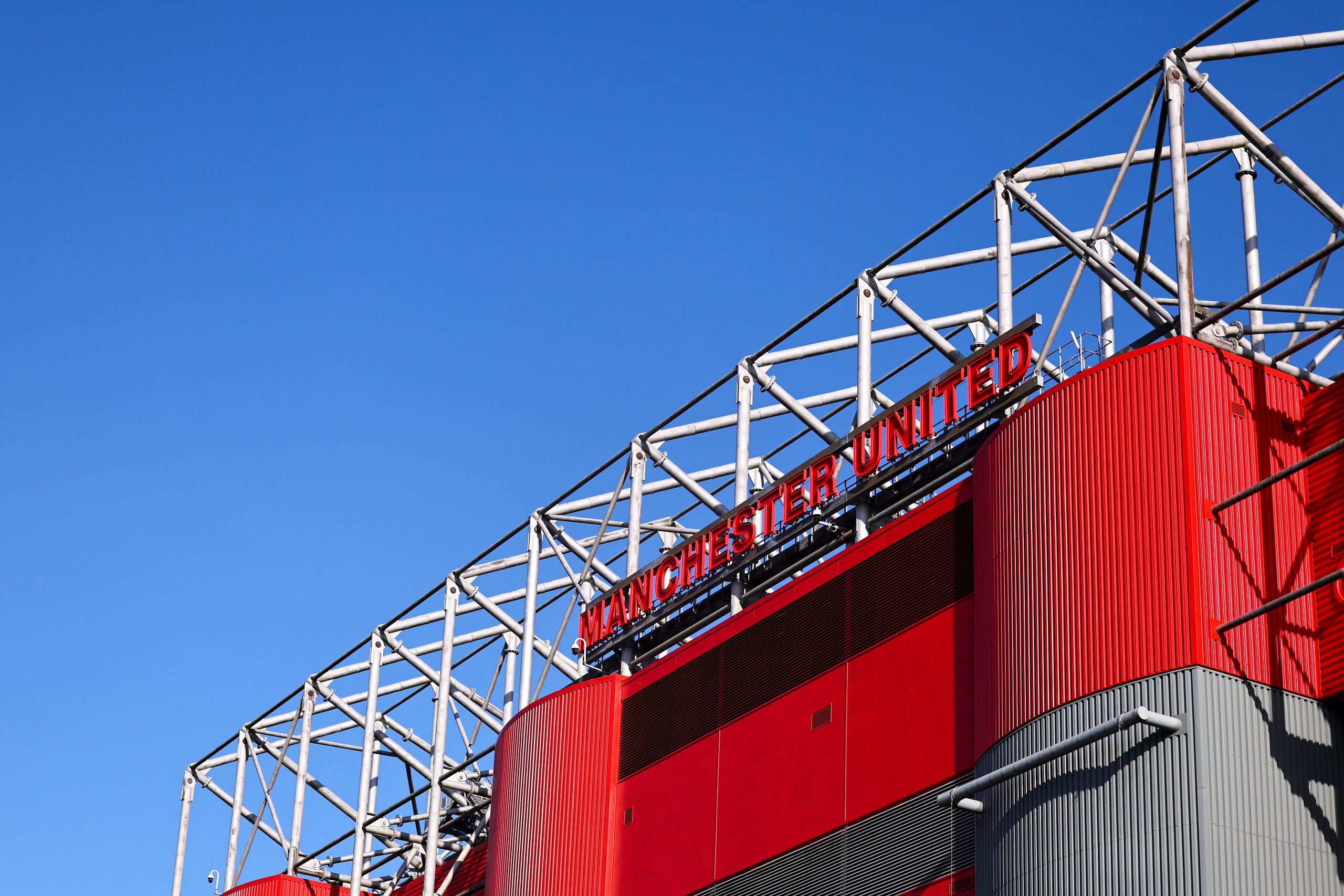 Manchester United hero set to begin professional career in new sport ...