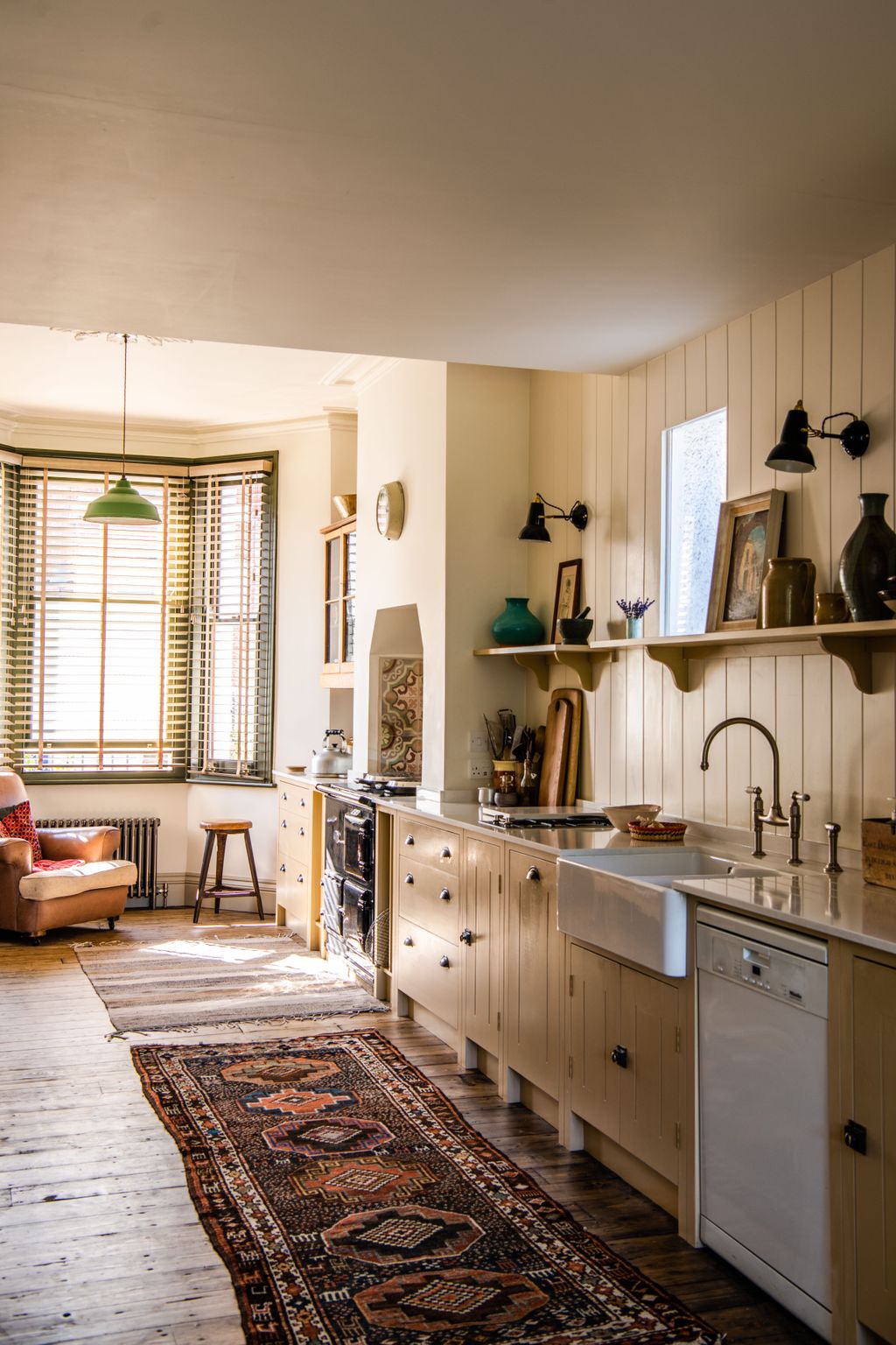 10 clever kitchens without an island that maximize storage | Livingetc