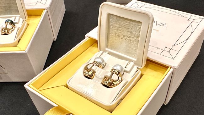 I used these new smart earrings to listen to music — they totally ...