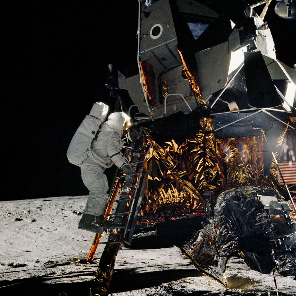 Astronaut Alan Bean Remembered: Photos of a Moonwalker-Turned-Artist ...