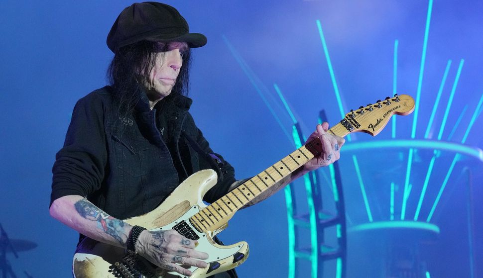 Watch Mick Mars tear through a set-closing Kickstart My Heart in his ...