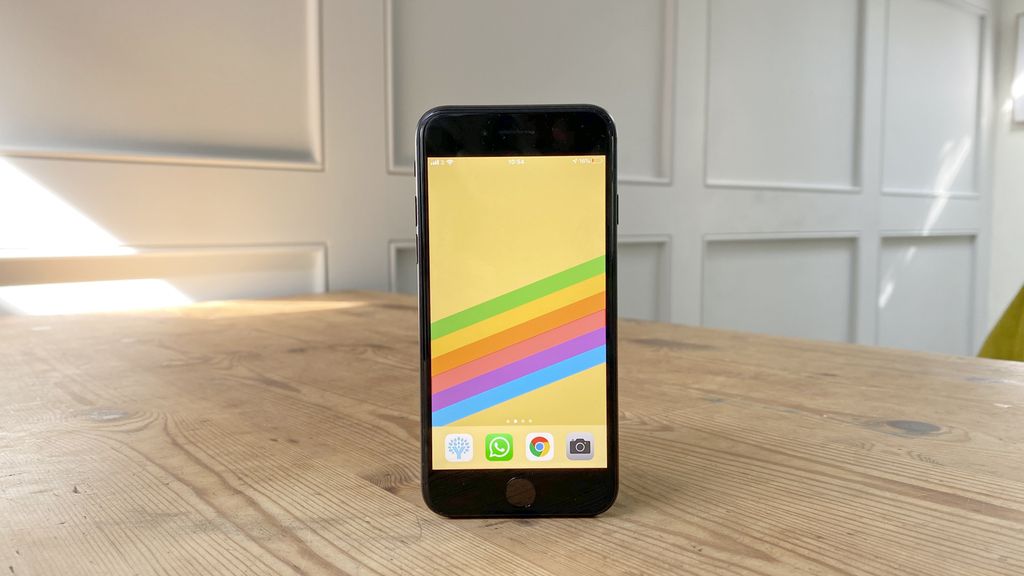 iPhone 12 mini vs iPhone SE (2020): Small phones, big differences ...