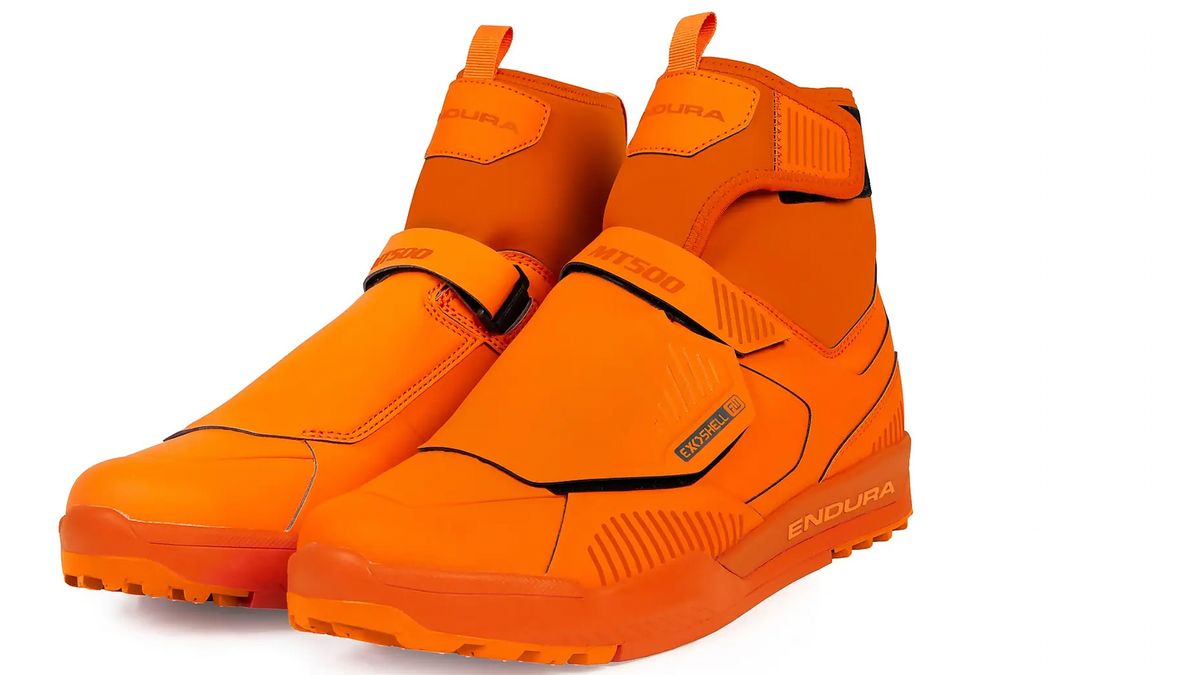 Endura launches a new fully waterproof Burner shoe and updates its ...