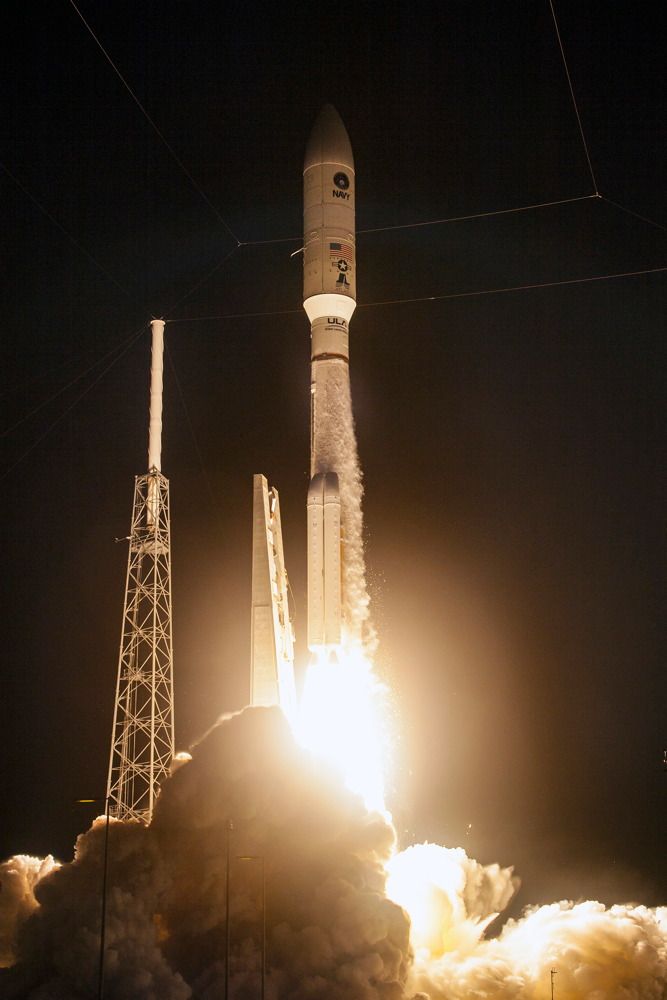 Awesome Launch Photos: US Navy's MUOS-4 Satellite Streaks Into Space ...