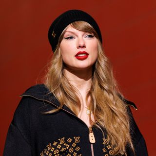 Taylor Swift Swapped Her Signature Bangs For a Deep Side Part | Marie ...