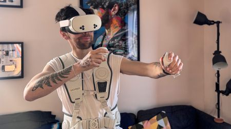 I spent an hour in the Virtuix Omni One full-body VR rig — here's what ...