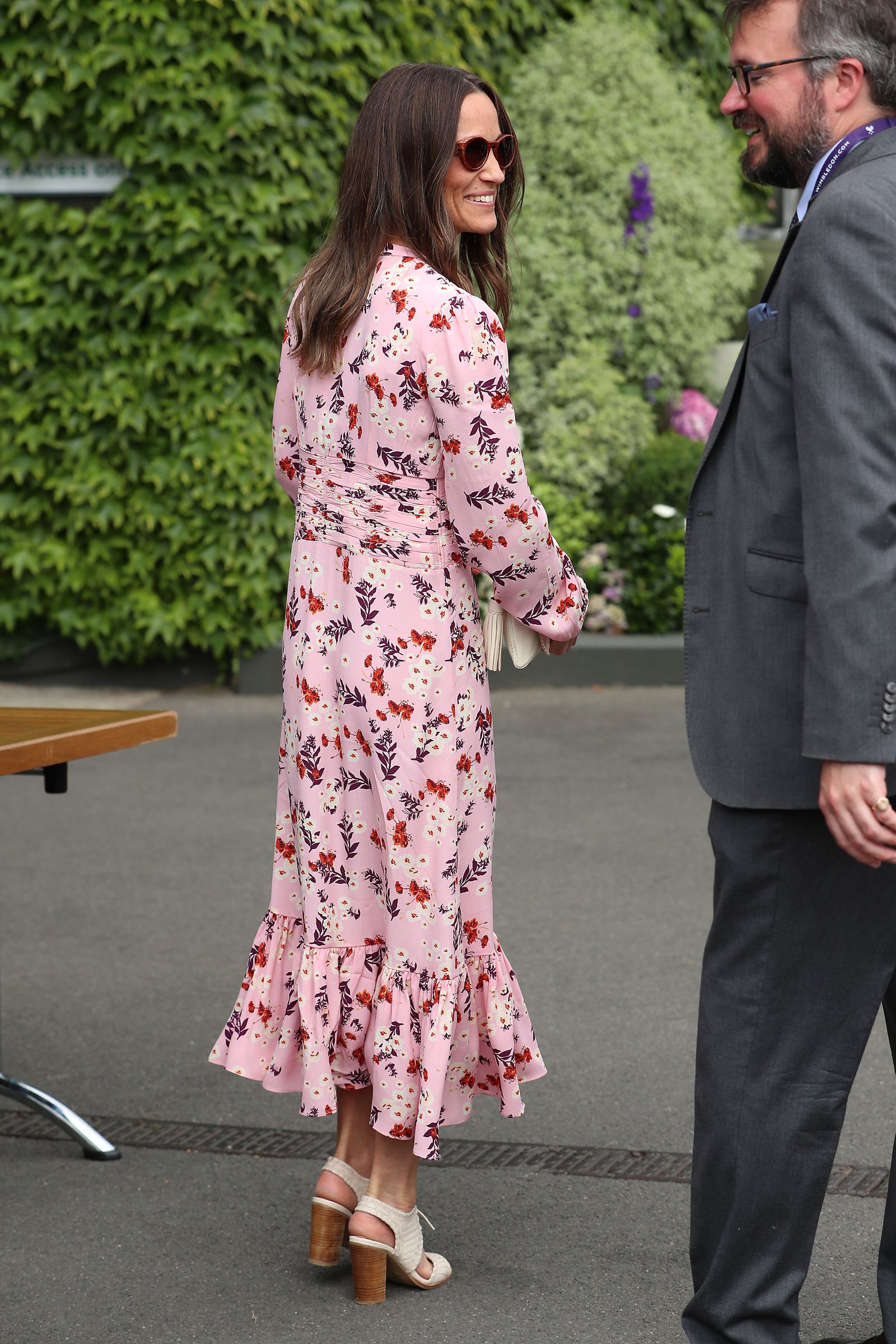 Pippa Middleton's pink Wimbledon dress with a white clutch and heels ...