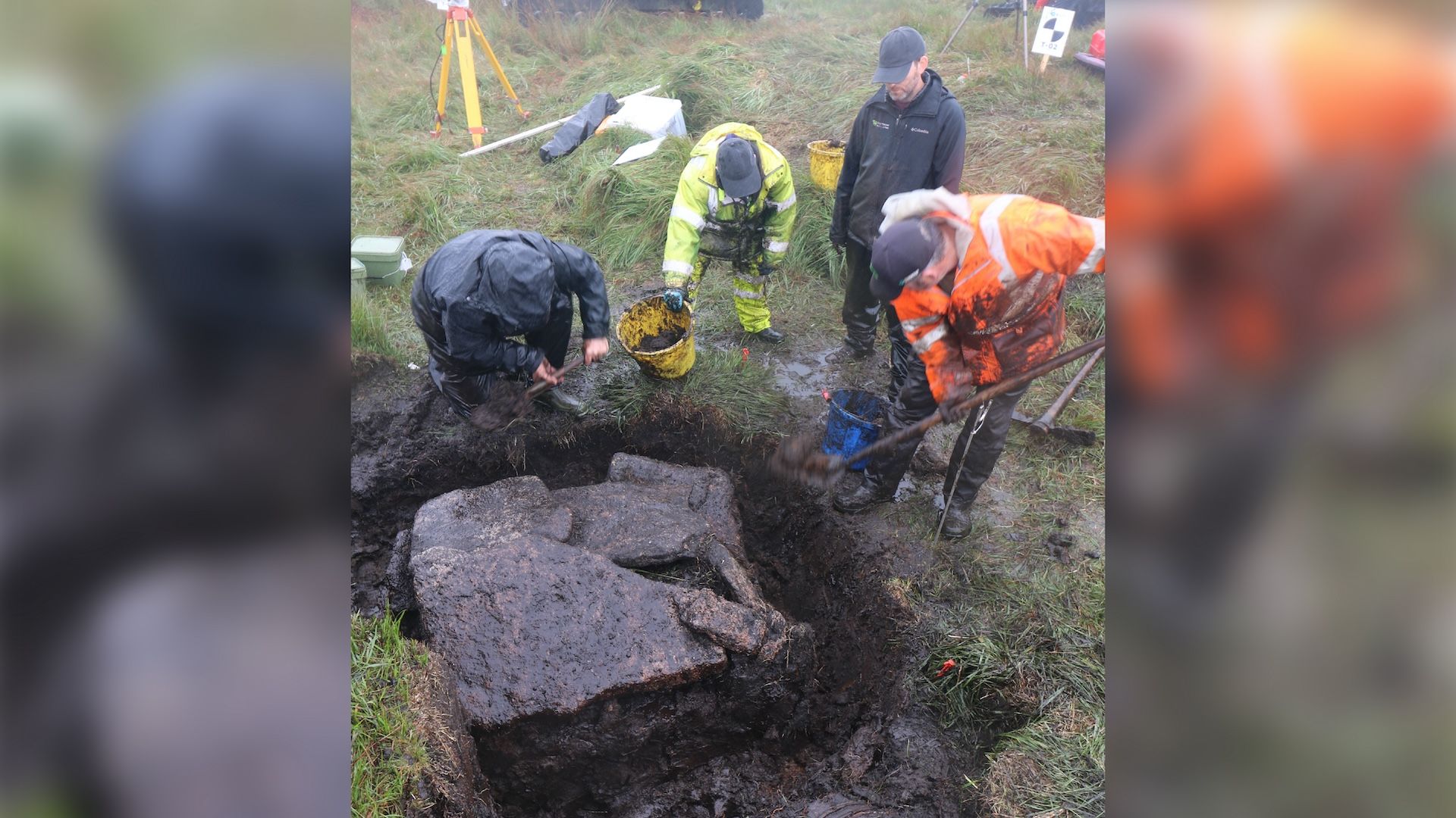 'Stunning' Bronze Age burial chamber discovered on the English moor ...
