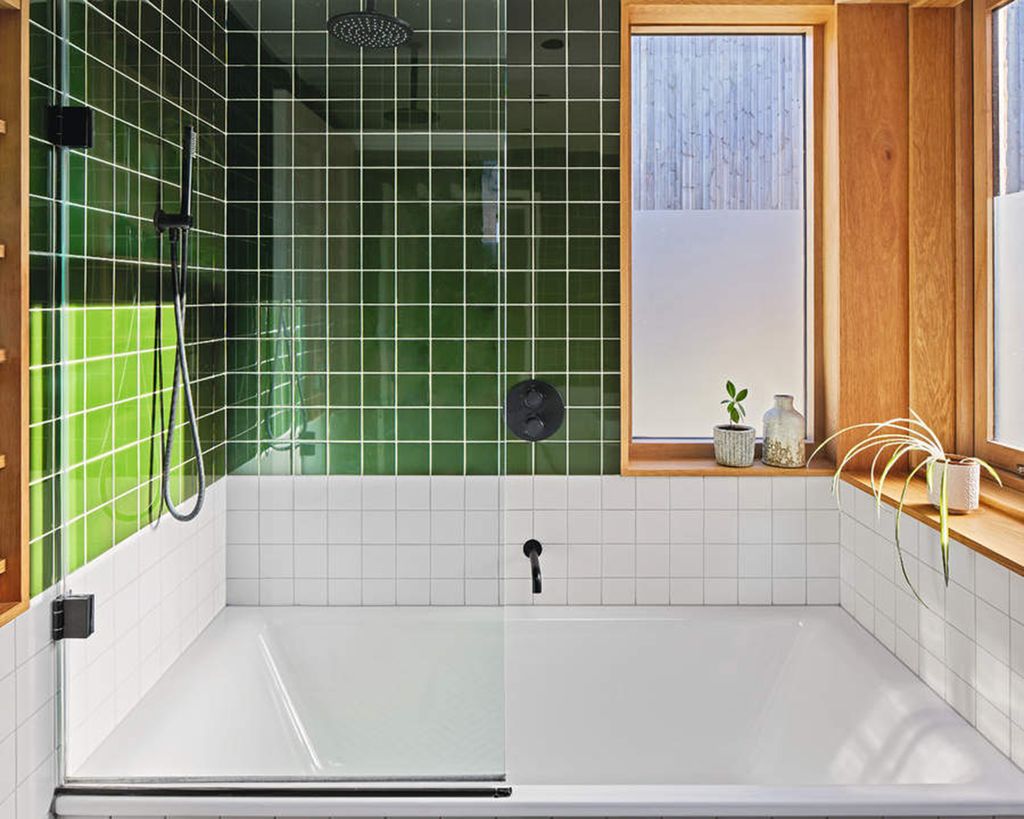 Small bathroom bathtub ideas – 24 designs to sink into | Real Homes