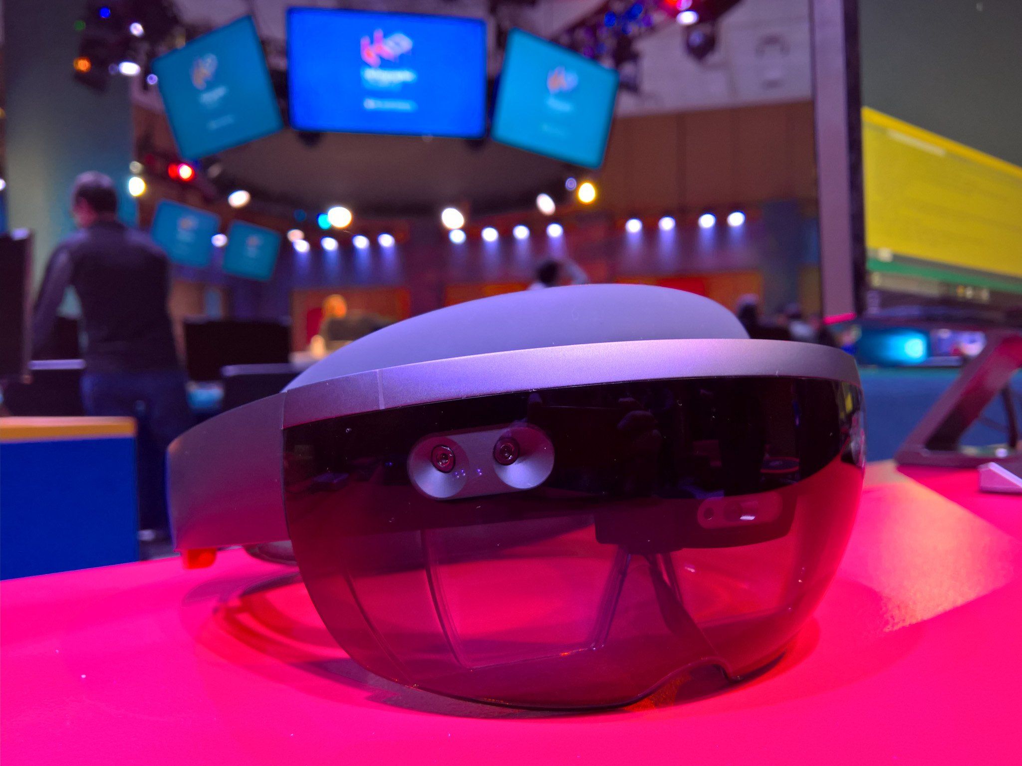 Microsoft's 'HoloLens 2' set to be an Always Connected PC with Qualcomm ...