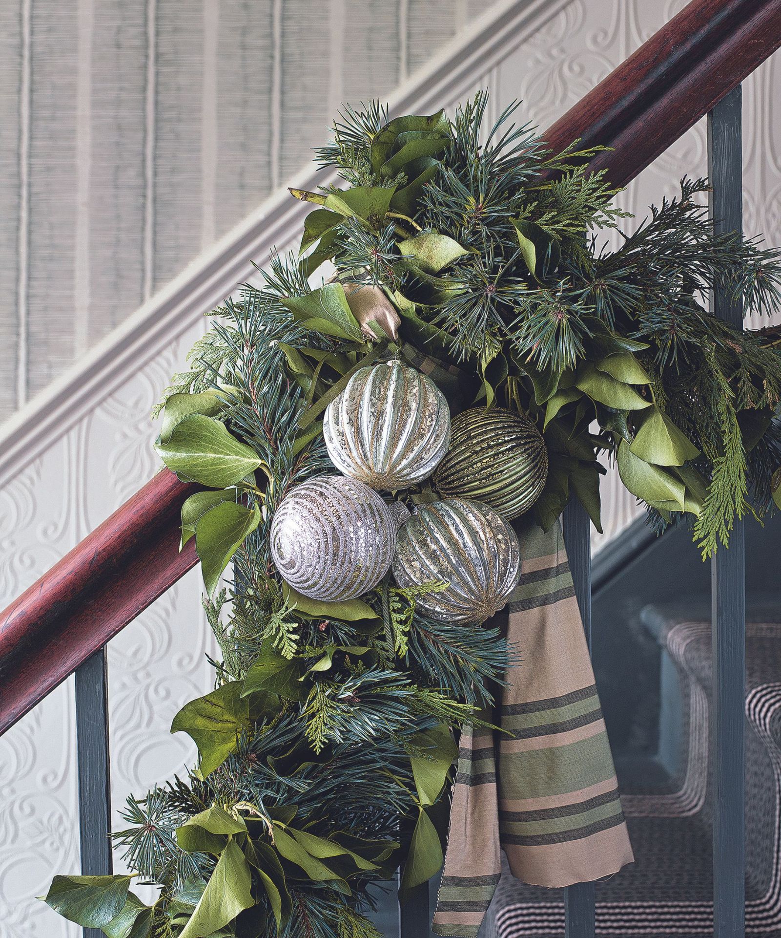 The Christmas ornament cluster trick will change how you decorate ...