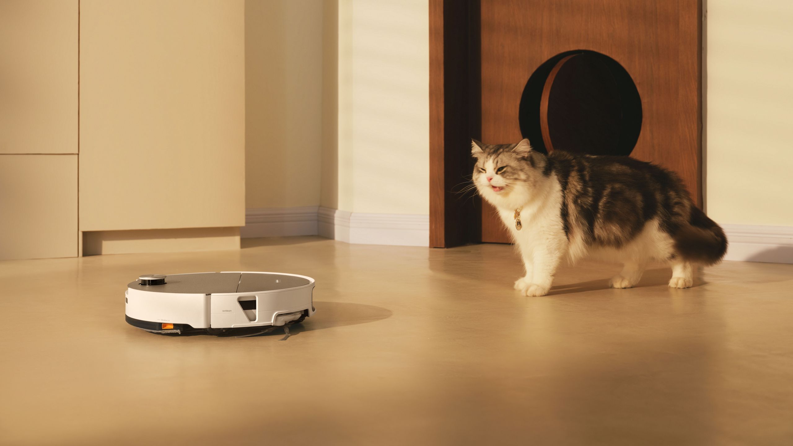 The new Roborock Saros 20 Sonic’s extendable mop is a game-changer ...