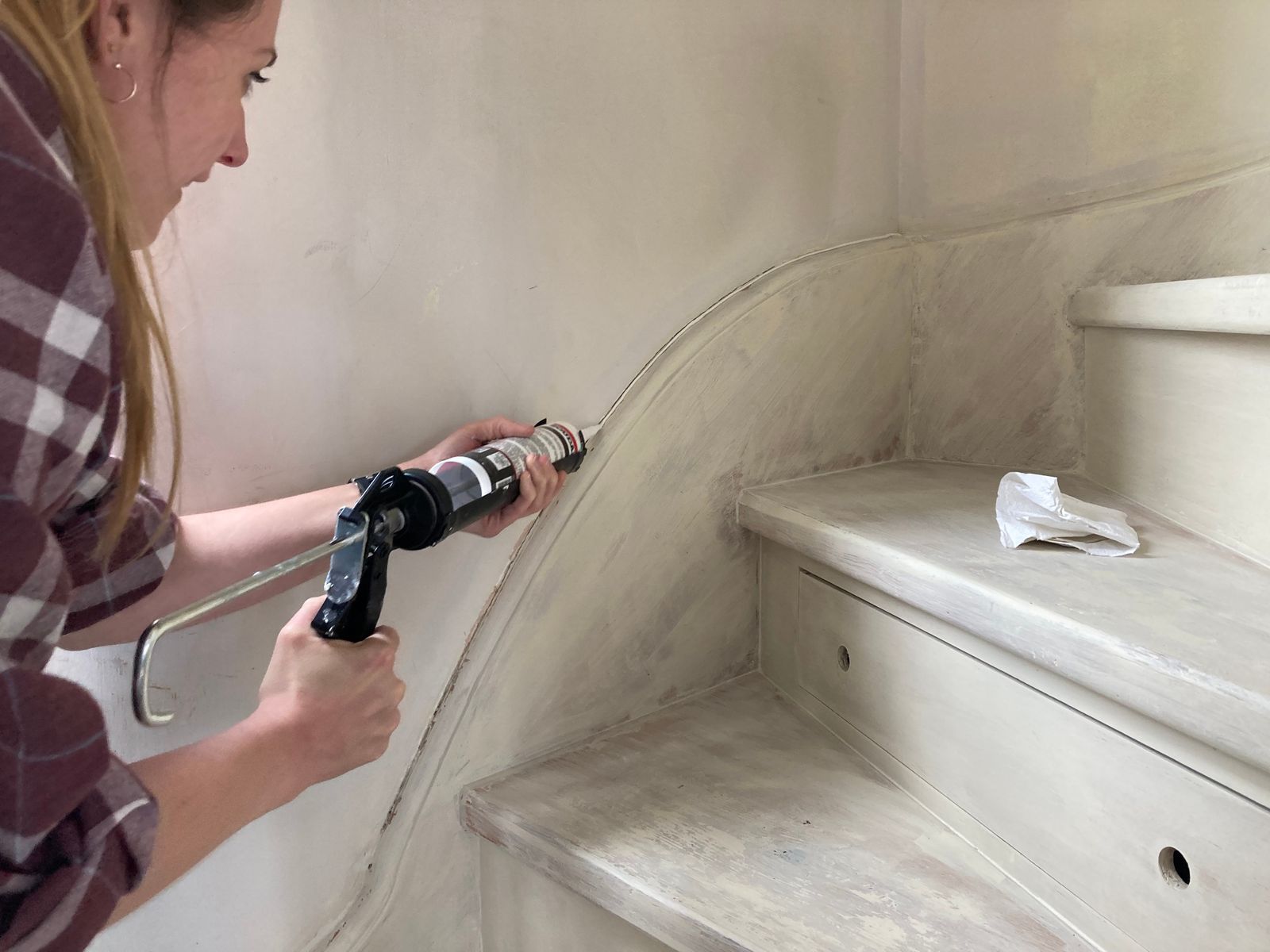 How to caulk trim, baseboard and gaps | Real Homes