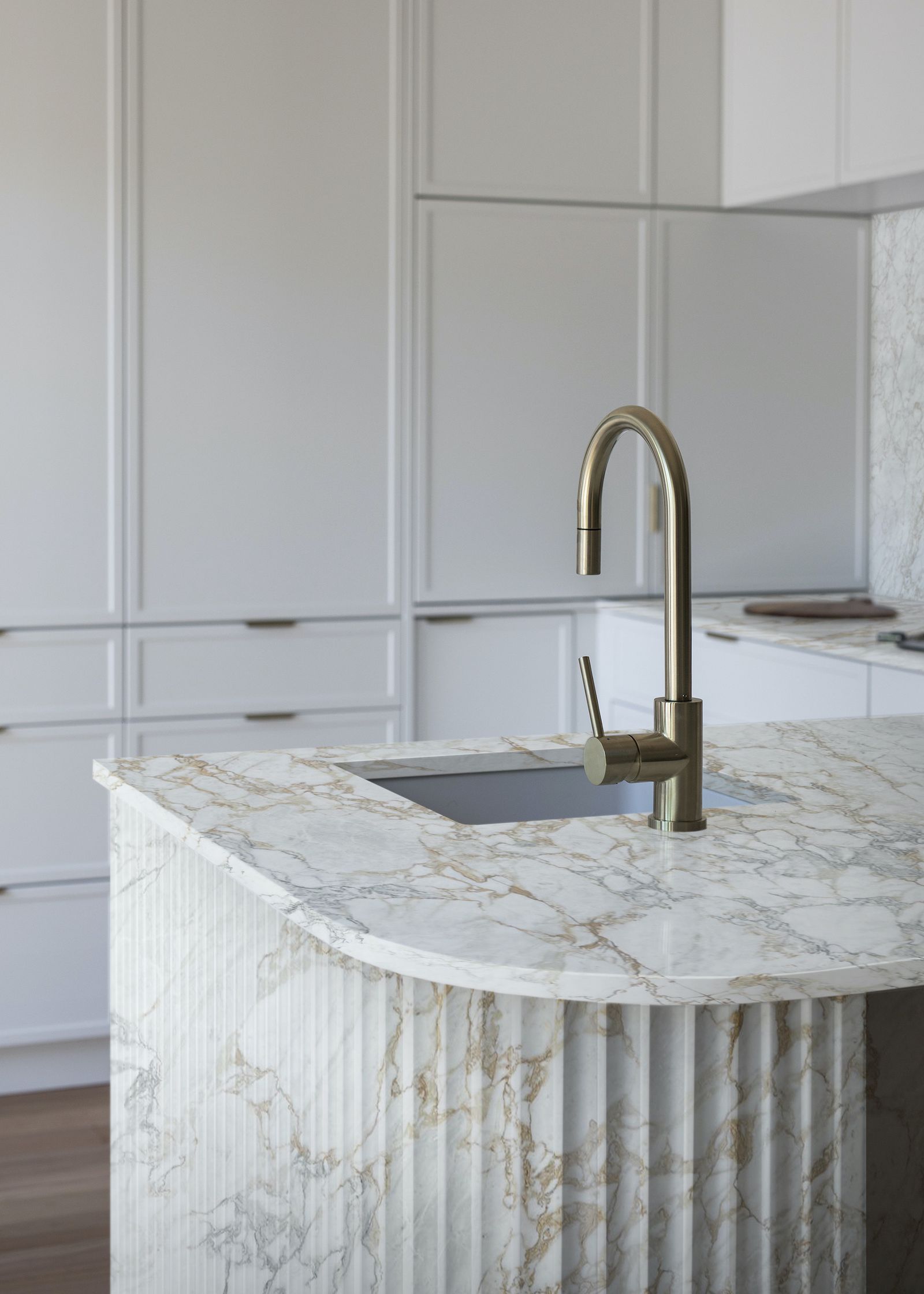 11 Chic and Irresistible Marble Kitchen Islands Ideas | Livingetc