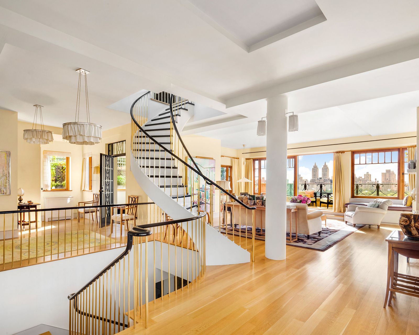 Bette Midler house: tour her Upper East Side apartment | Homes and Gardens