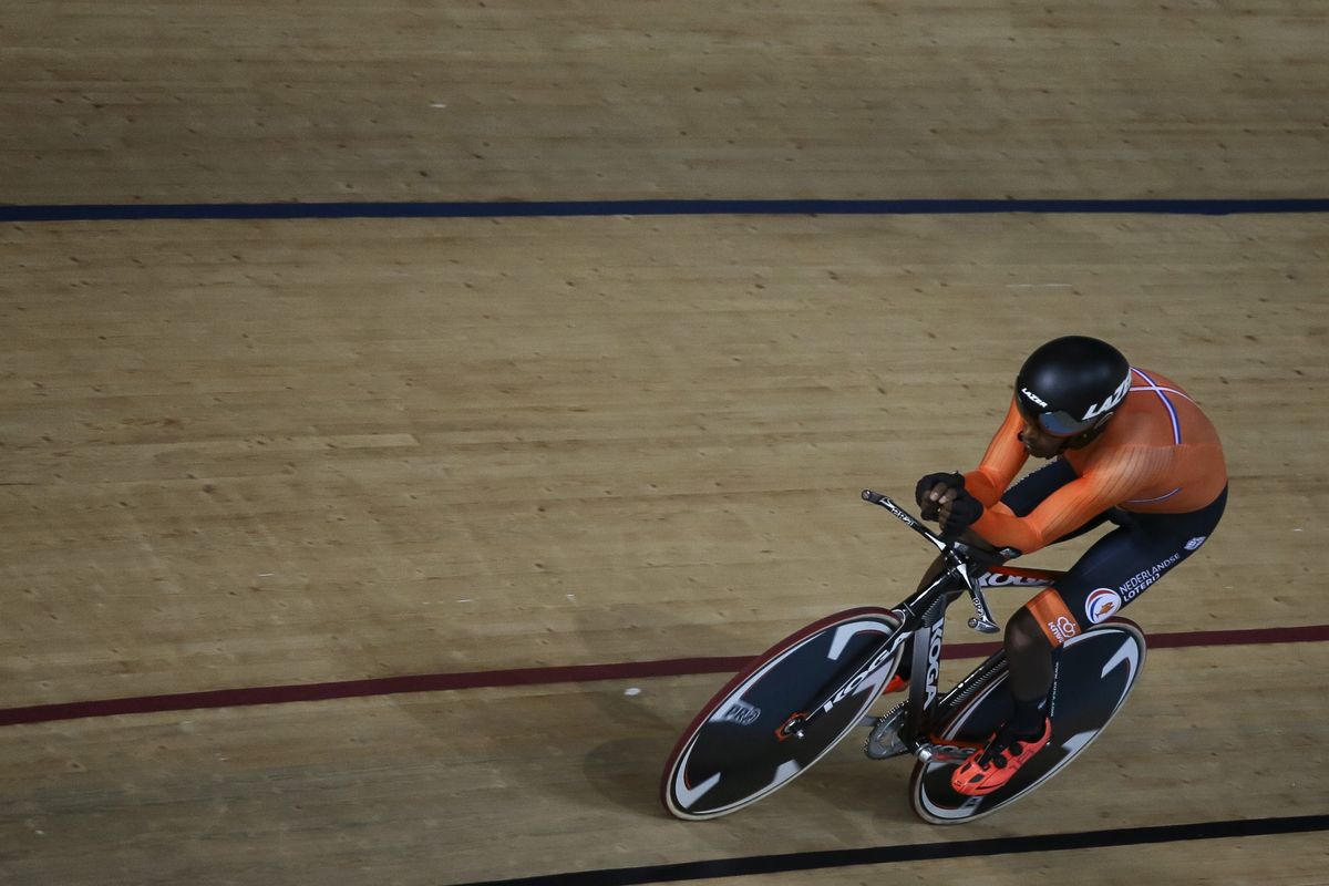 Paralympic gold medallist smashes 570km ride on the time trial bike ...