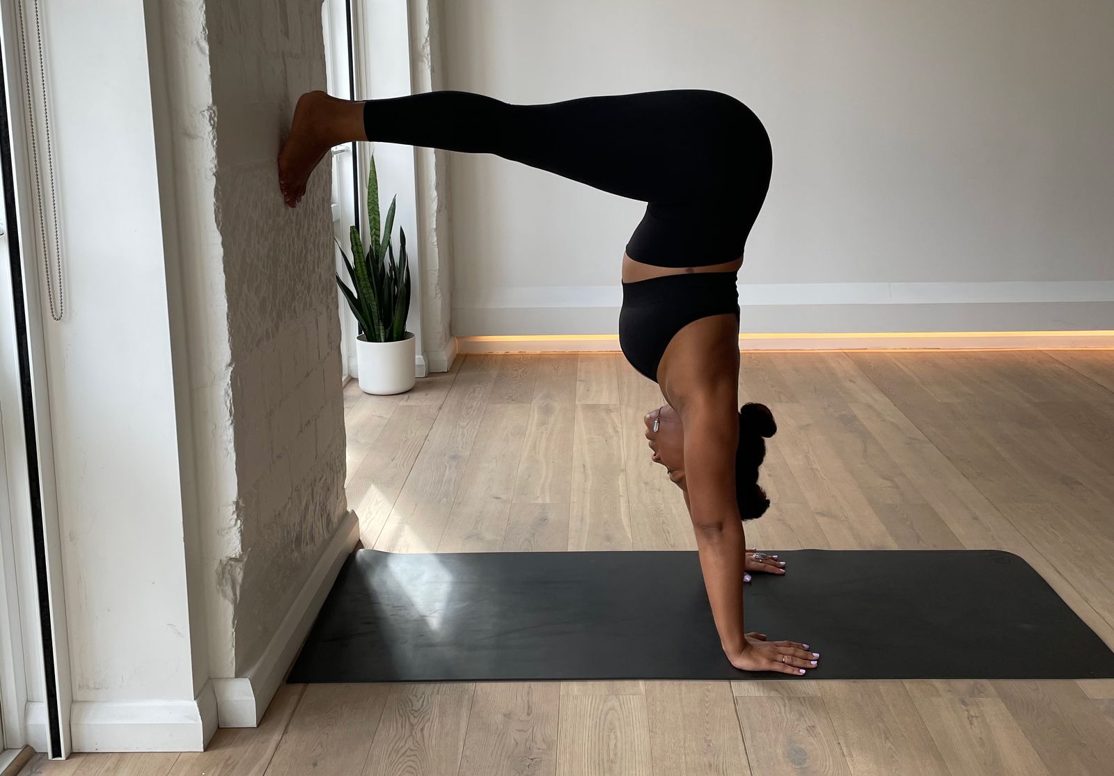 Learn to do a handstand hold in one month: Master this calisthenics ...