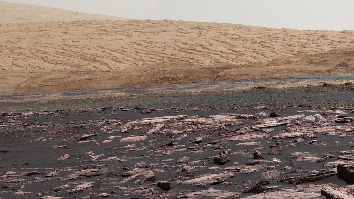 Curiosity Rover Spies Sand Dunes on Mars & Ancient Freshwater Deposits ...