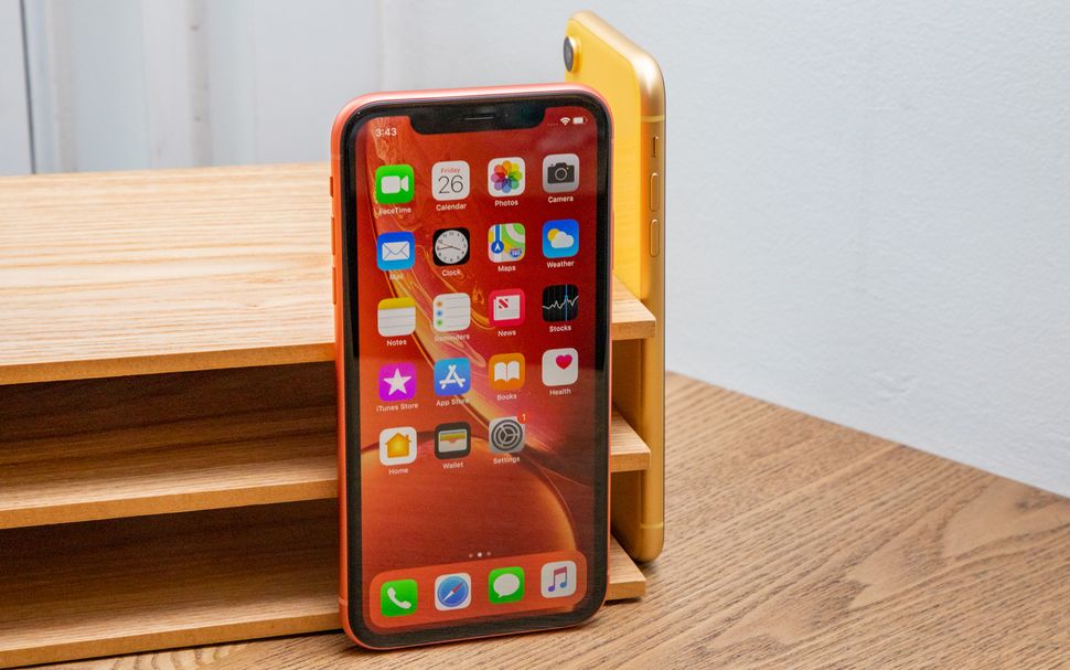 Galaxy S10e vs. iPhone XR: Which Affordable Flagship Phone Wins? | Tom ...