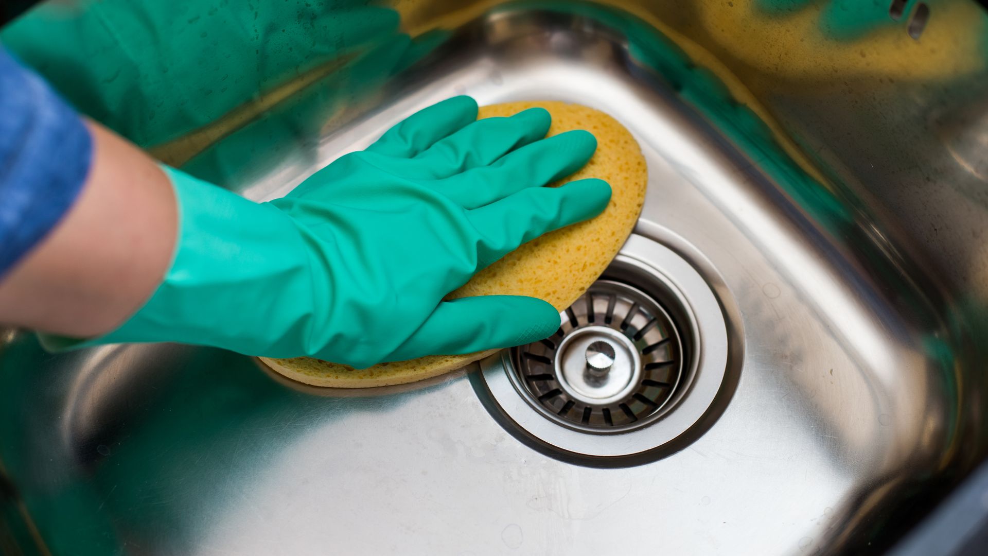 How to clean a stainless steel sink using baking soda, vinegar, club ...