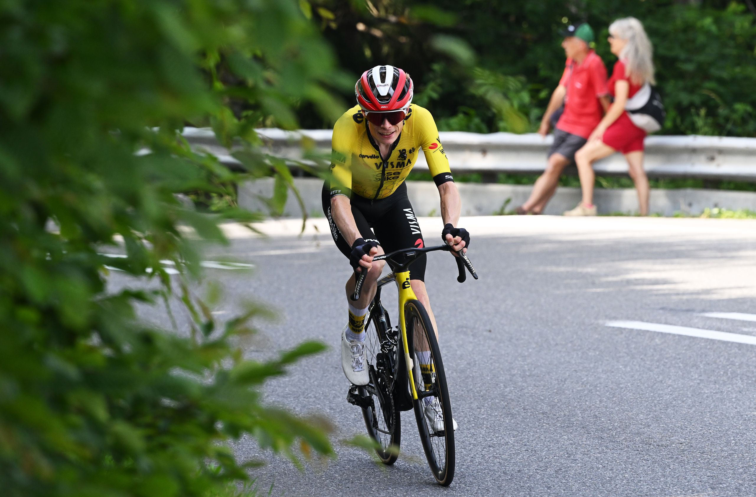 Jonas Vingegaard crashes during training ride after being followed by ...