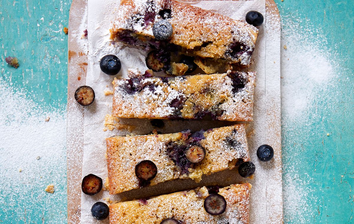 Bakewell slice with blueberries and pistachio | Baking Recipes | GoodtoKnow