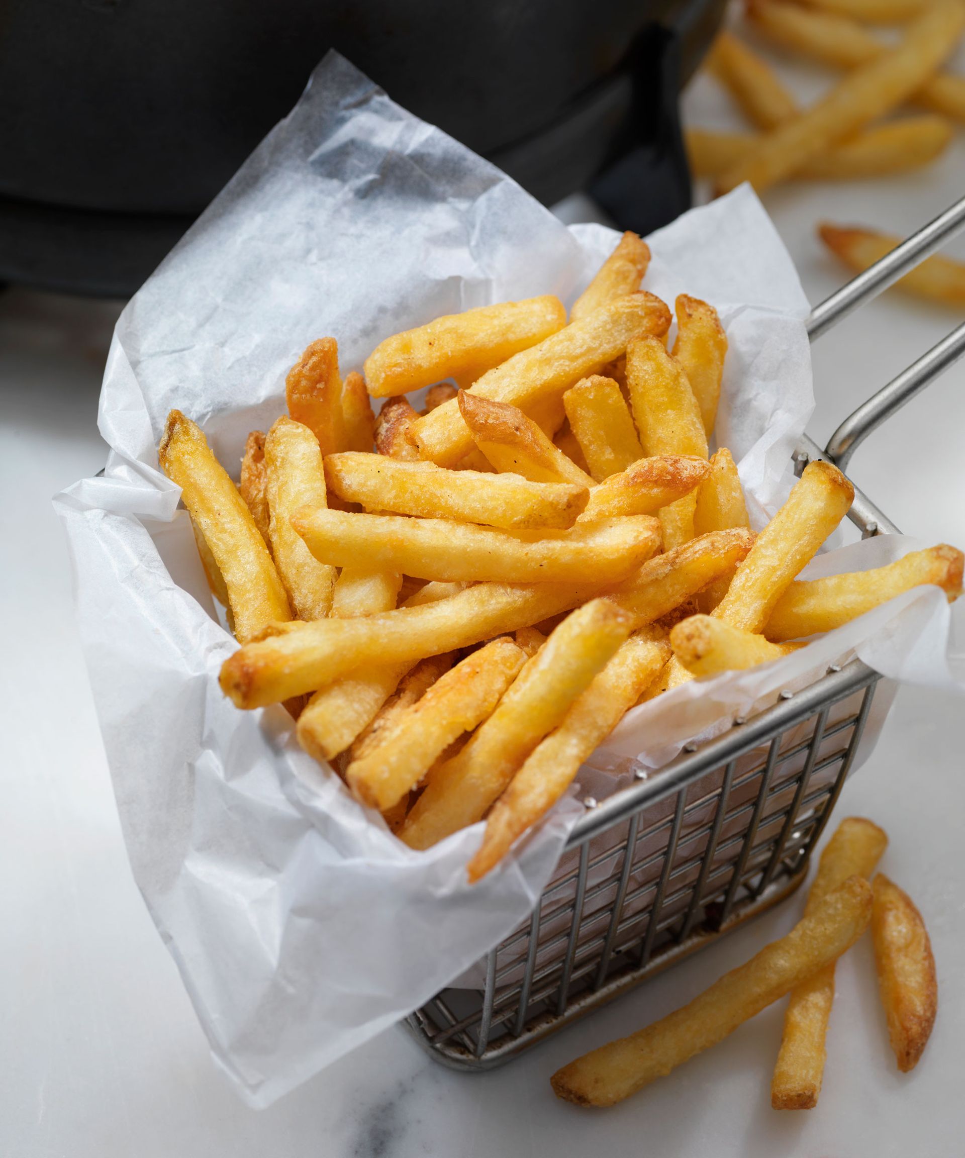 How to make French fries in an air fryer: 2 recipes for crisp fries ...