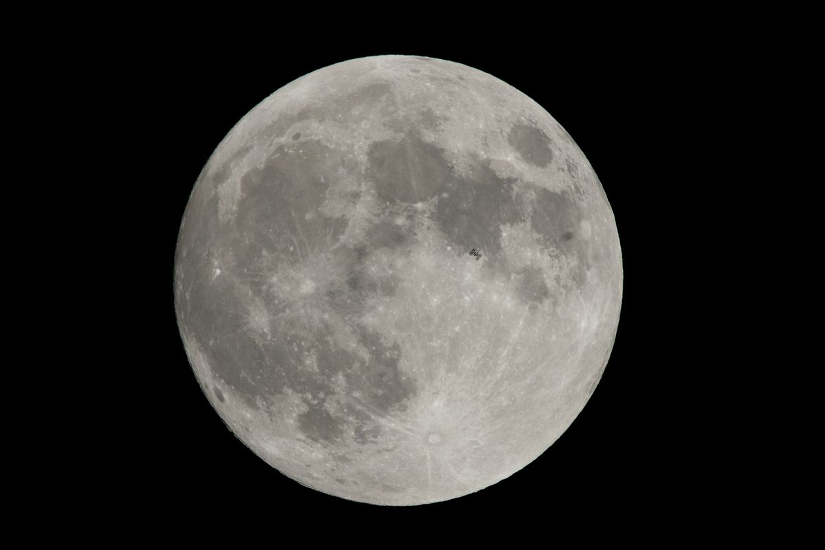 Wow! Space Station Crosses Moon's Face Just Before Epic Lunar Eclipse ...
