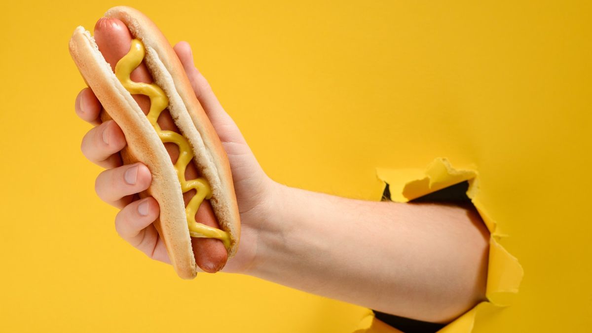 TikTok user proves we've all been eating hotdogs WRONG - hotdog hack ...