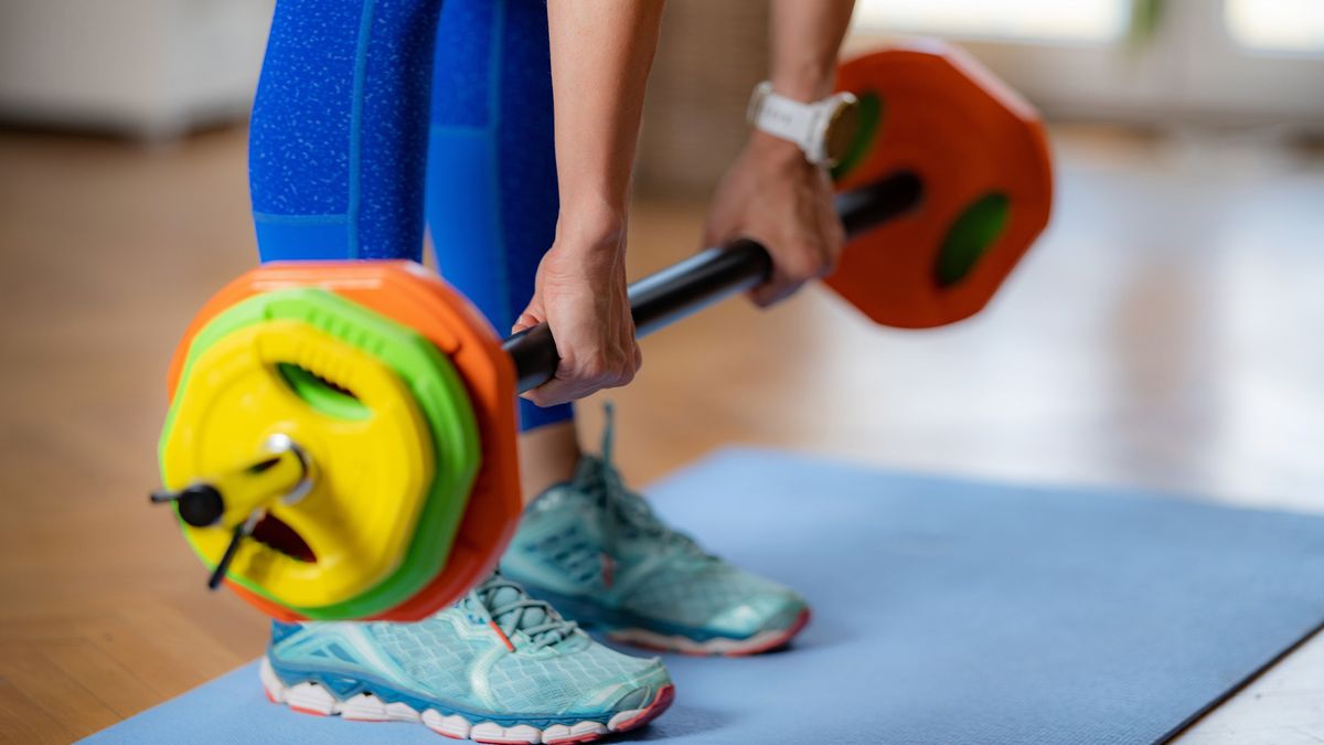 Should you lift heavy or light weights to build muscle better? | Fit&Well