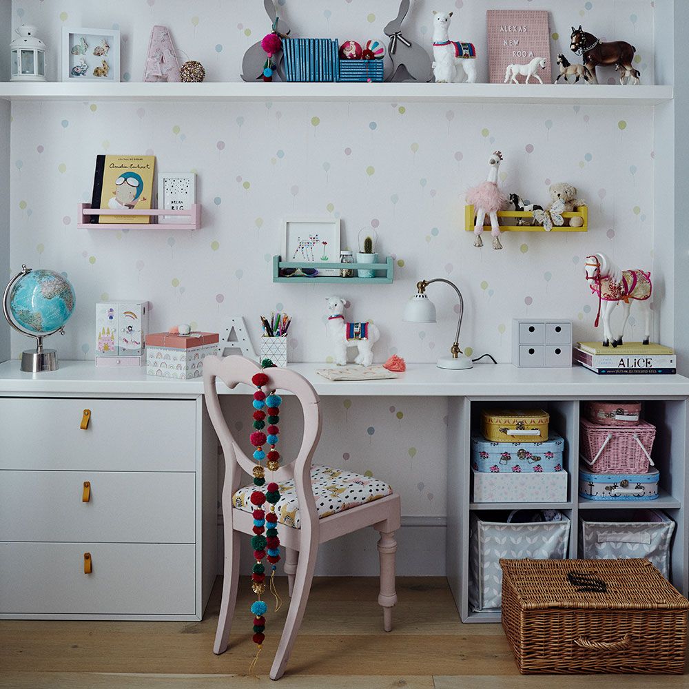 Take a tour of this smart Surrey townhouse, all dressed for Christmas ...