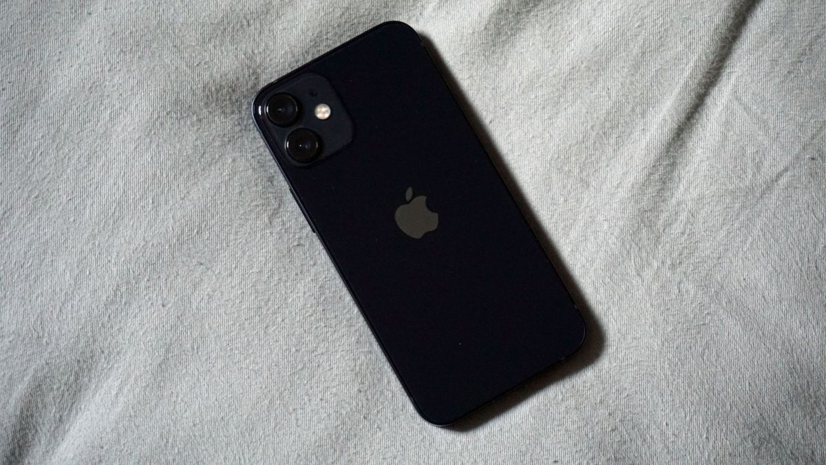 iPhone 12 mini vs iPhone SE (2020): Small phones, big differences ...